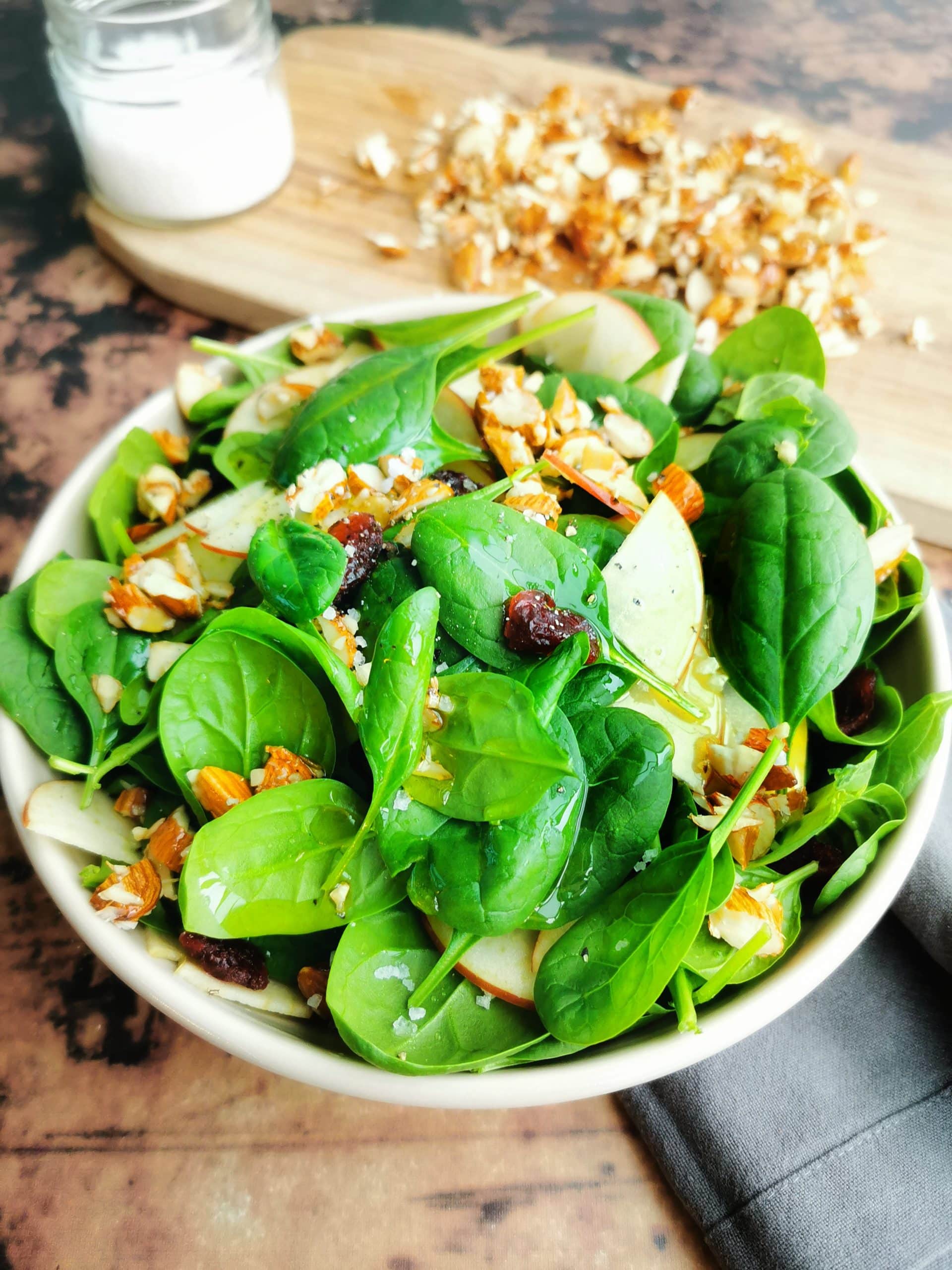 Spinat Salat mit Mandel-Crunch - ANA + NINA